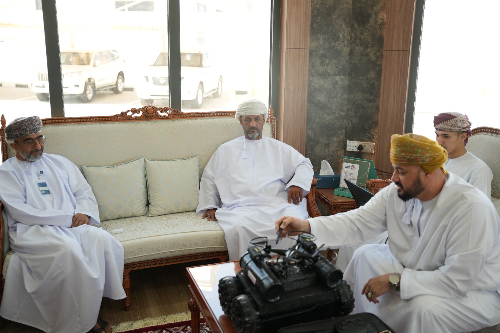 محافظ جنوب الشرقية‬⁩،يلتقي بفريق الابتكار الحاصل على المركز الثالث في ...